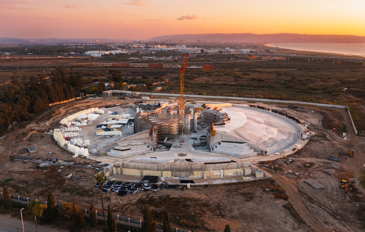 Mausolée de ‘Abdu’l-Bahá : La couche de base de la berme ouest est en ...